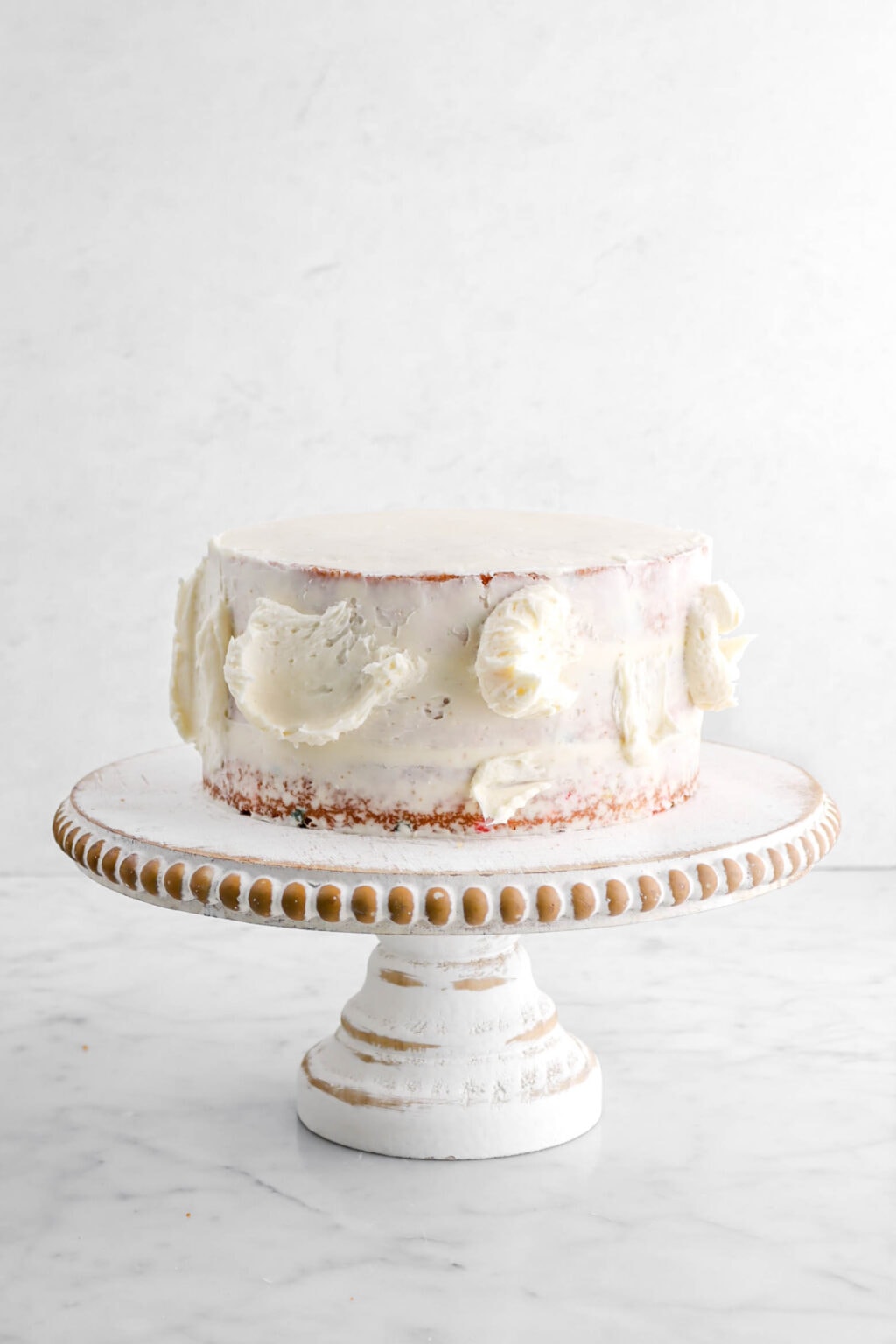 How To Frost A Cake (Comprehensive Guide For Beginners!) - Bakers Table