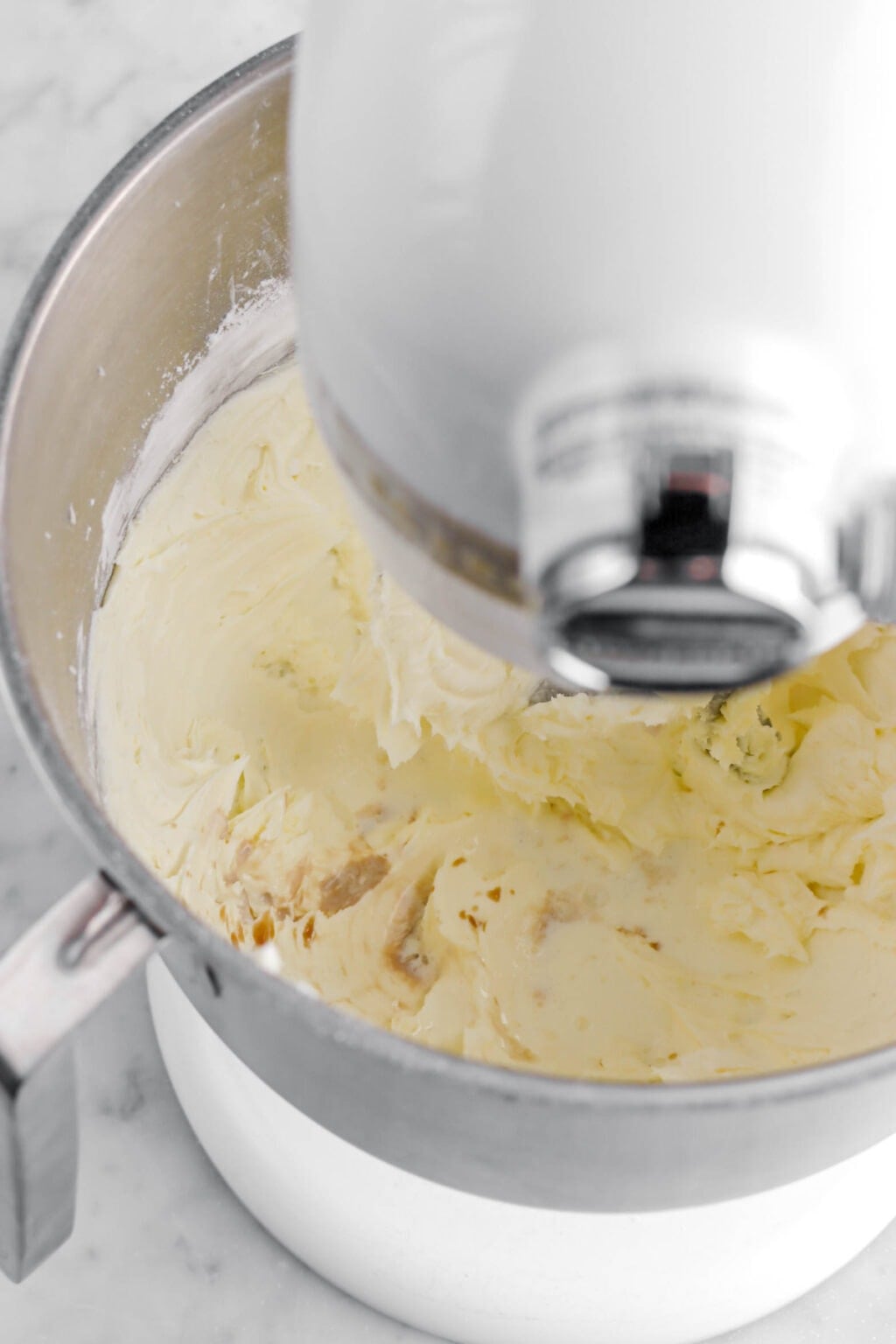 Vanilla Cupcakes with Vanilla Buttercream Frosting (Easy and Moist ...