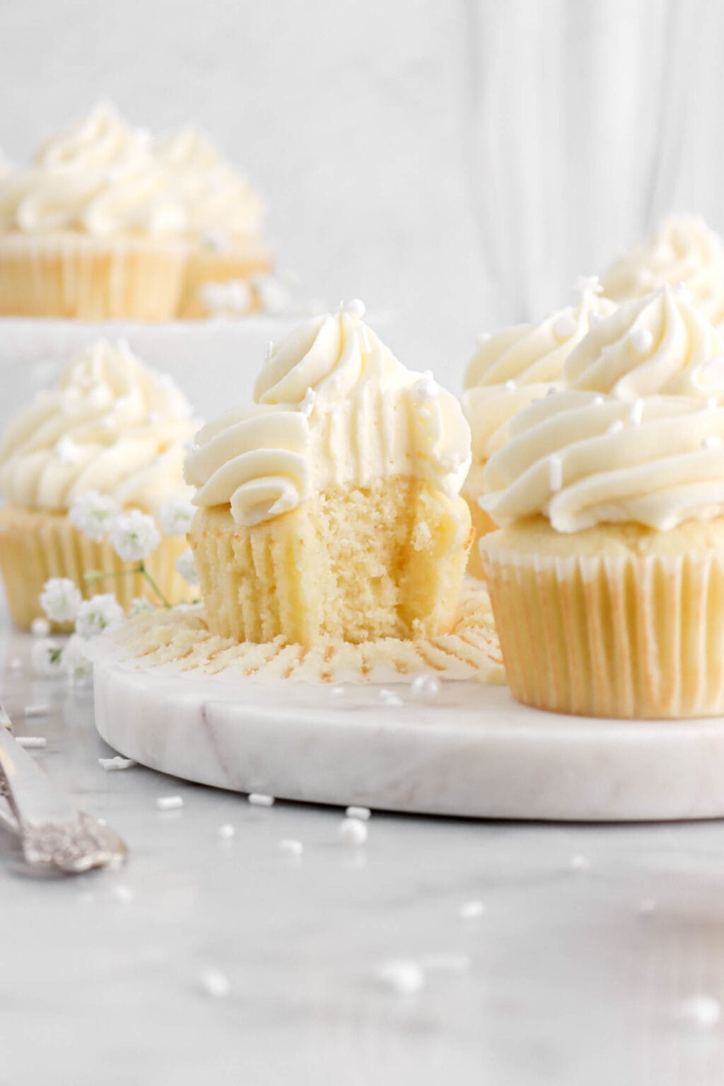 Vanilla Cupcakes with Vanilla Buttercream Frosting (Easy and Moist ...